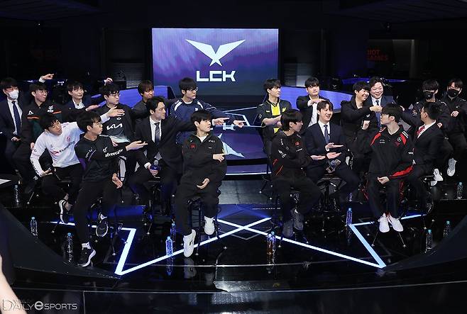 멤버 유지 김정균 감독 부임 T1 Lck 팀들이 뽑은 우승후보