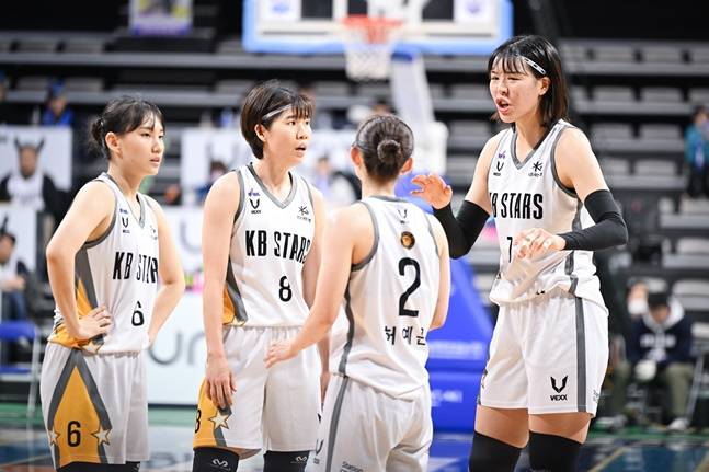 KB스타즈, '女농구 후반기 최고 매치'서 우리은행 꺾었다! 박지수-허예은 듀오 놀라운 위력→파죽의 5연승+선두 질주