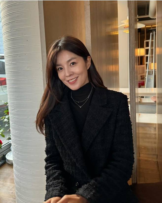 김성은 ‘행복한 일상 고급스러운 올블랙 목폴라 티셔츠 가죽 치마 트위드재킷 패션 스타와 패션