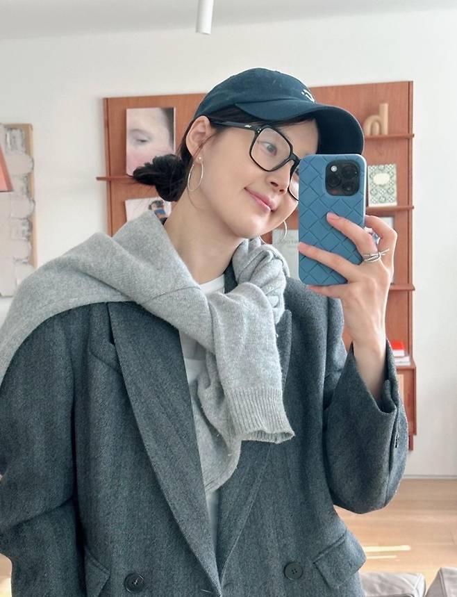 한지혜 육아 잊은 겨울 멋쟁이 대학생 여친 같은 셔츠 두른 겨울 코트룩 패션엔