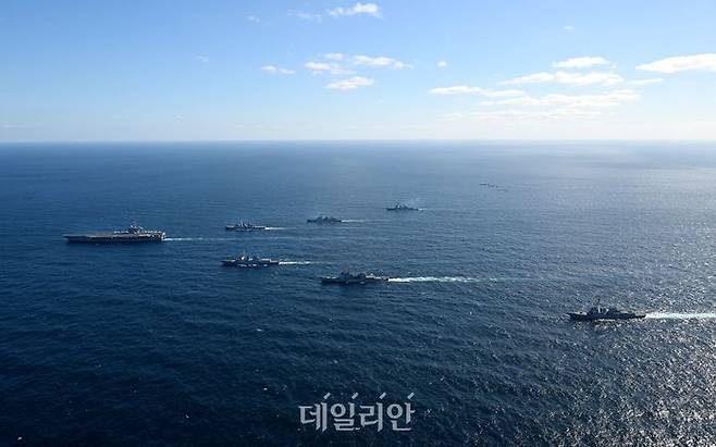 핵위협 김정은 보란듯美핵항모 전개 속 한미일 훈련