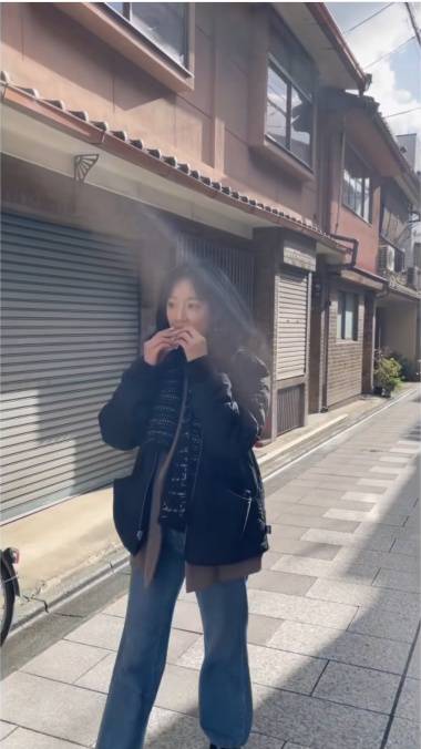 임수정 교토에서 맛있는 여행 중 재킷 머플러 데님 팬츠룩 스타와 패션