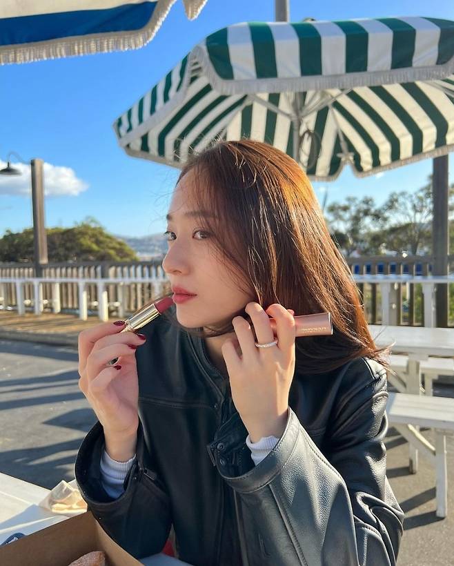 크리스탈 멈출 수 없는 도넛 사랑 샌프란시스코 나들이 나선 재킷 조거 팬츠 비니 패션 스타와 패션