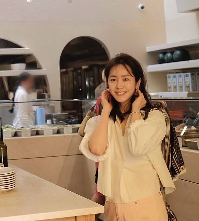 한지민 블라우스 하나로 역주행 소녀미 풋풋한 청순미의 꾸안꾸 여행룩 패션엔