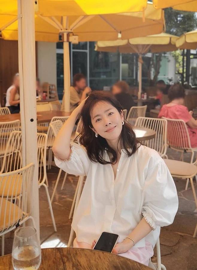 한지민 블라우스 하나로 역주행 소녀미 풋풋한 청순미의 꾸안꾸 여행룩 패션엔