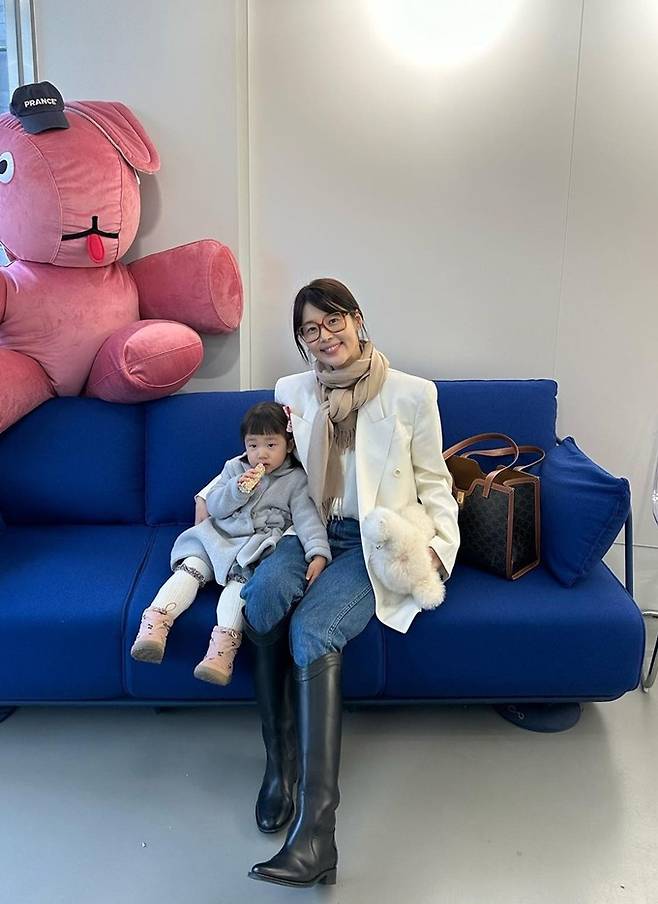 한지혜 부쩍 큰 30개월 딸과 나들이 닮은꼴 스타일의 상큼한 모녀 외출룩 패션엔