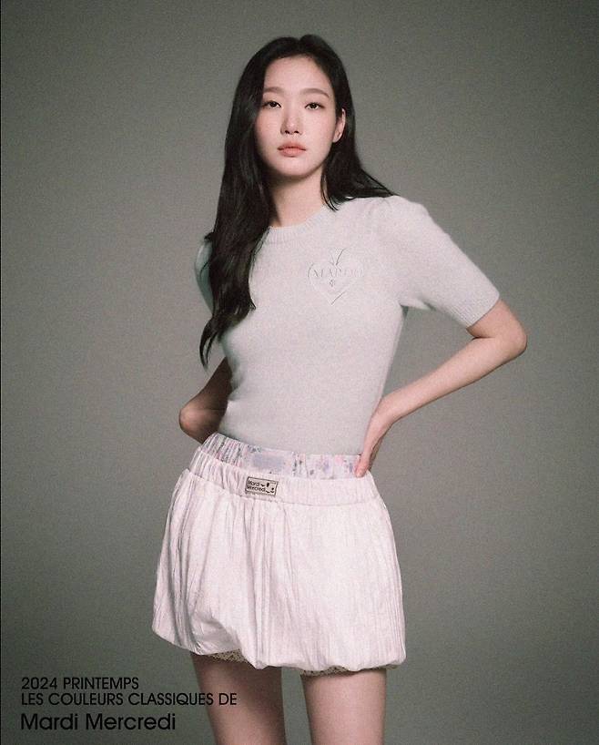 김고은 청순 요정 인형 같은 화보 공개 블레이저 재킷 맨투맨 스커트 패션 스타와 패션