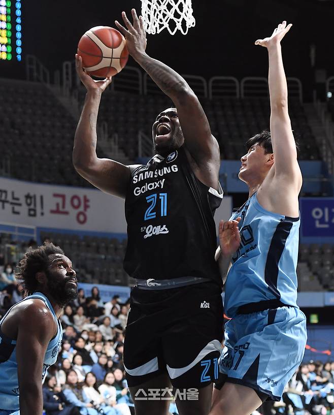 포토 삼성 코번 적극적인 골밑 공격