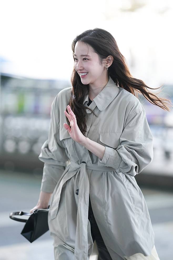 종이의 집 그녀 전종서 진정한 얼죽코 시스루 트렌치코트 파리 출국 패션엔