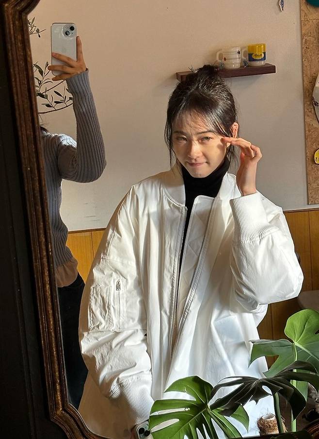 고아라 쇼츠는 어디에 똥머리와 딱 한파 잊은 오버핏 재킷 하의실종룩 패션엔