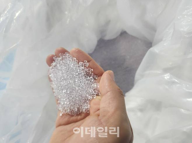 르포 화학적 원료로 플라스틱 무한 재활용쌀알같은 소재가 화장품 용기로