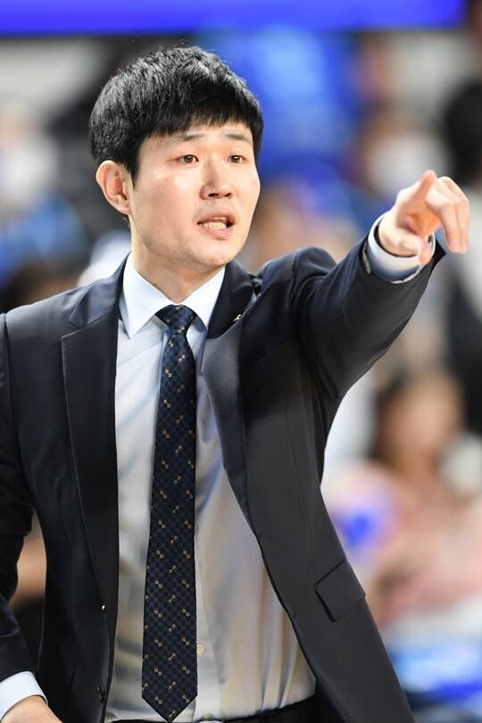 경기 전 강혁 한국가스공사 감독대행 수비와 박스 아웃 적극성 떨어지면 안 된다” 전창진 Kcc 감독 안 뛰었던