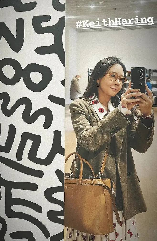 소유진 입술 땡땡이도 러블리 레트로 감성에 빠진 전시회 나들이룩 패션엔