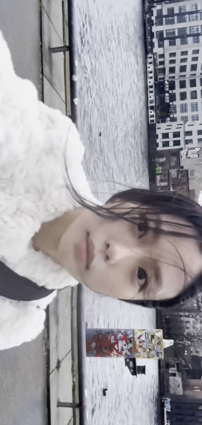고민시 영화 같은 베를린 여행 ‘청순 미모 자랑한 플리스 재킷 코트 머플러 패션 스타와 패션