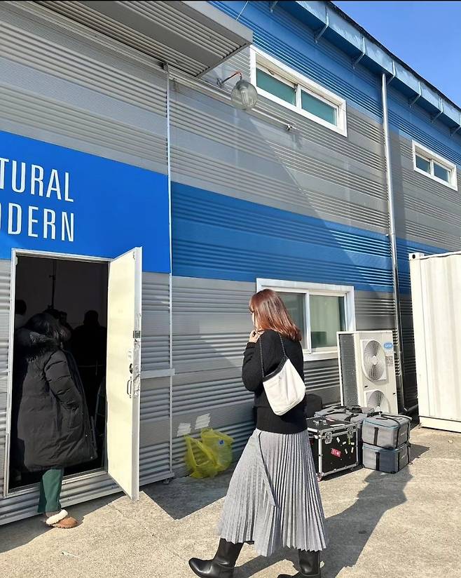 이승연 신나는 촬영에 웃음꽃 활짝 트위드 재킷 플리츠스커트 패션 스타와 패션