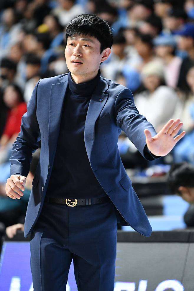 경기 후 김승기 감독 한국가스공사 상승세 느낄 수 있던 경기 강혁 감독 4쿼터 초반 기용 미스 선수들에게 미안해