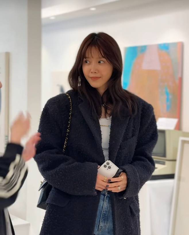 채정안 주말에 즐기는 문화생활‘ 청순 미모 자랑한 데님 팬츠 부클코트룩 스타와 패션
