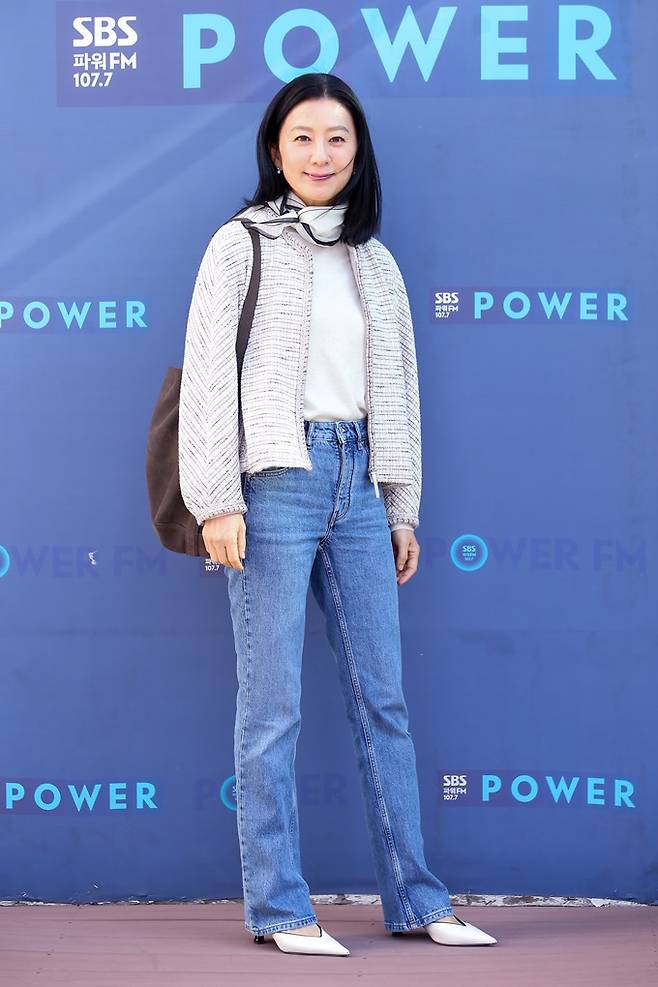 김희애 두시탈출 컬투쇼 출근길 트위드 재킷 어디꺼 패션엔