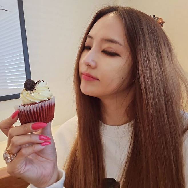 한채영 먹을까 말까 여전한 인형 미모 청순한 긴 생머리에 맨투맨 패션 스타와 패션