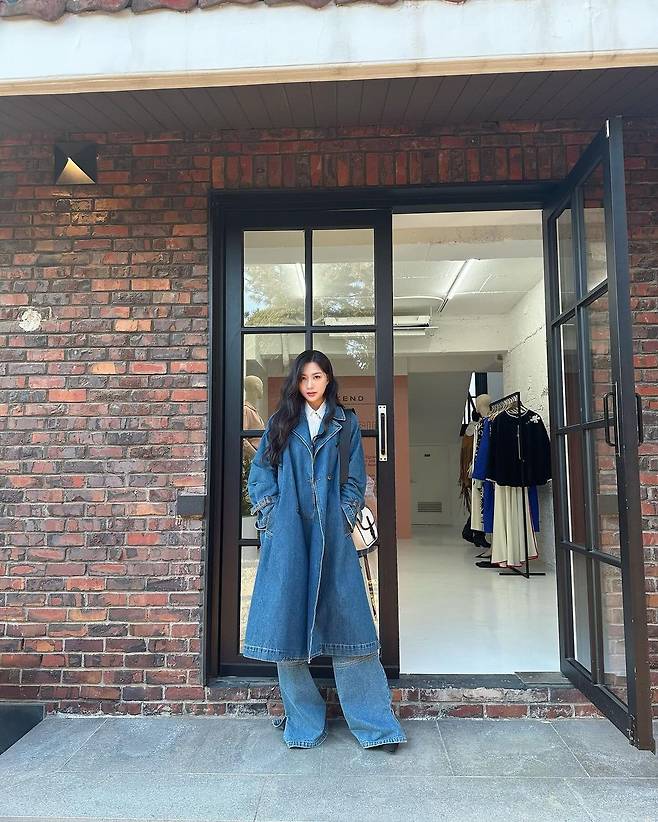 에이핑크 오하영 올블랙 코디 동심의 세계 전시회 나들이 라이프 뉴세이