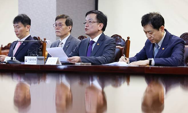 파월 ‘3월 금리 인하설 일축 미국 증시 급락·한국은 상승곡선