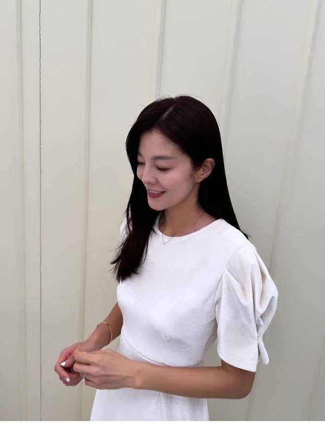 김성은 친근한 미소 두 가지 매력에 눈길이 가는 재킷 원피스 패션 스타와 패션