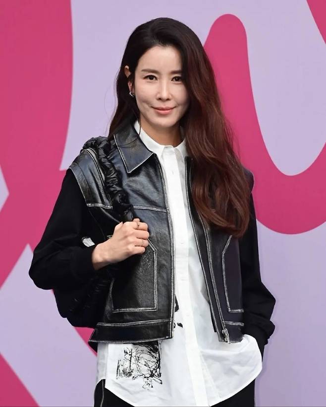 이태란 진정한 패셔니스타 멋들어지는 크롭 가죽 재킷 카고 팬츠룩 스타와 패션