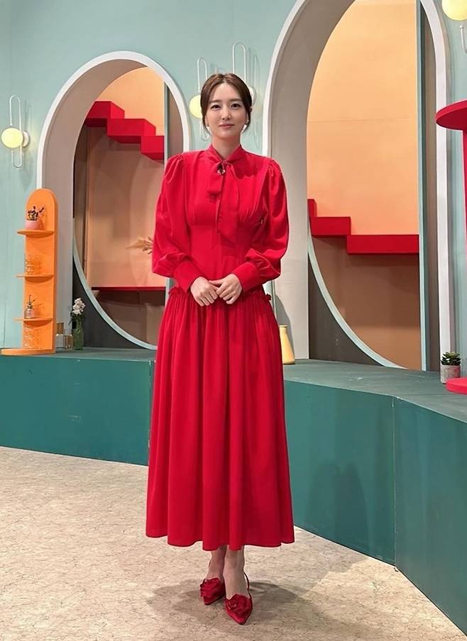 김소영 아나 단아미의 절정 시선올킬 찰떡같이 소화한 핫레드 원피스룩 패션엔