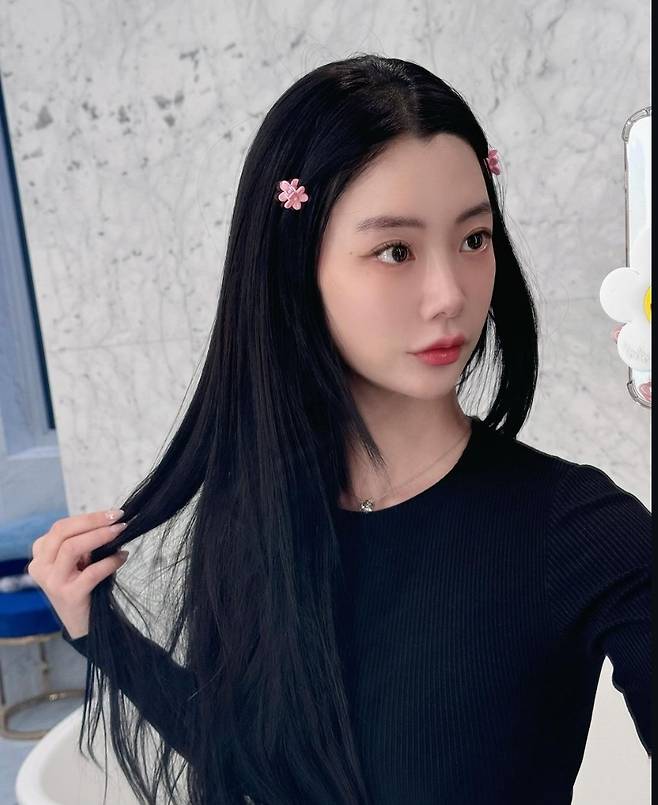 클라라 한 줌 허리 헉 소리 나는 독보적인 비율 크롭 티셔츠 코트 패션 스타와 패션