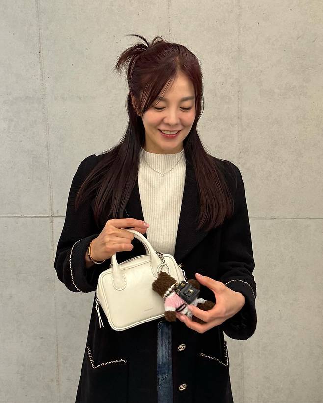 김성은 샤넬 코트 입고 캐주얼하게 나들이 라이프업
