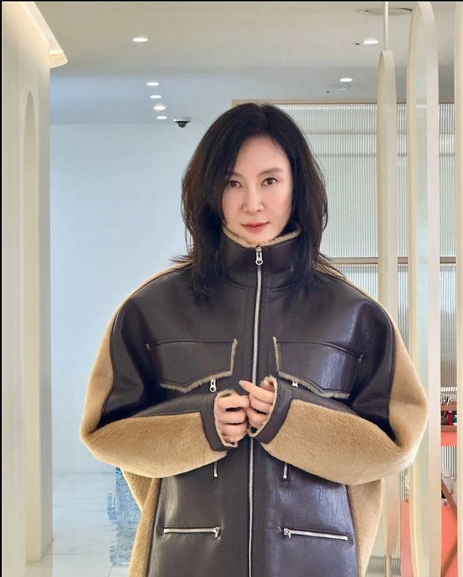 채시라 재킷은 짧게 힐은 길게 55세 나이 무색한 톤온톤 하의 실종 패션 스타와 패션
