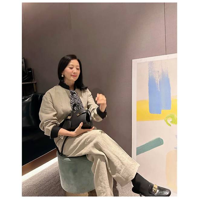 김희애 56세 맞아 대학생 같은 우아한 니트 스카프 데일리룩 스타픽