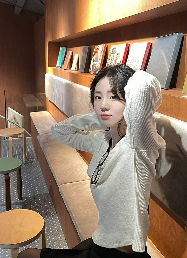 신시아 ‘마녀2의 그녀 안경 쓰니 딴 사람 분위기 확 바뀐 스마트 데일리룩 패션엔