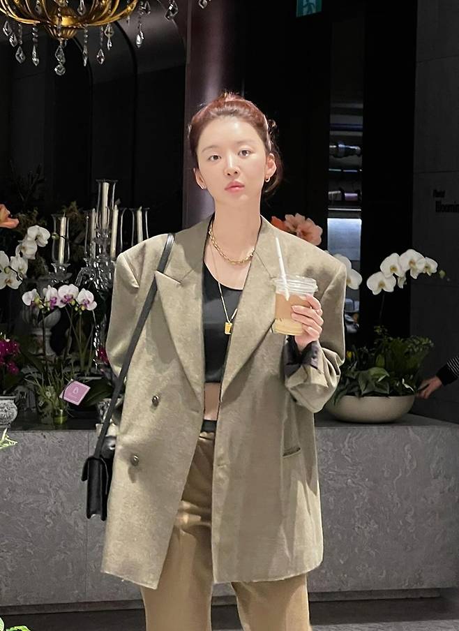 장희진 복근 드러낸 시크미 겨울 잊은 크롭톱에 재킷 톤온톤 슈트룩 패션엔