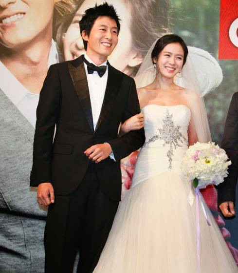 수백명의 기자들 불러놓고 결혼식을 올린 배우 커플 필더무비