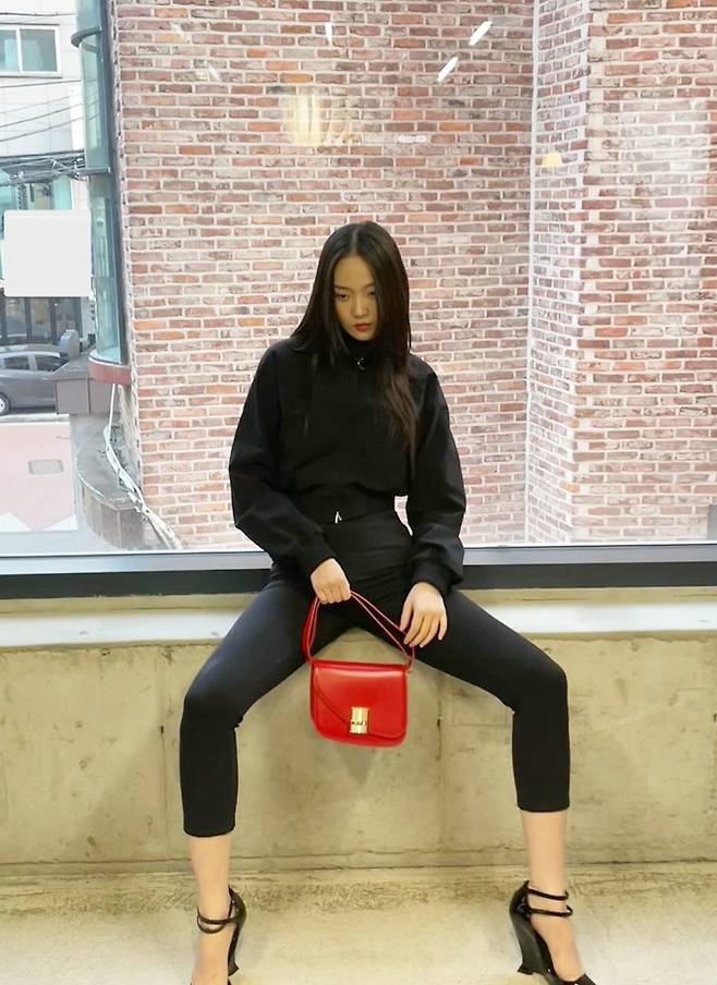 ‘송혜교 절친 신현지 환상 컬러 매치 레드로 힘준 이기적 모델의 올 블랙룩 패션엔