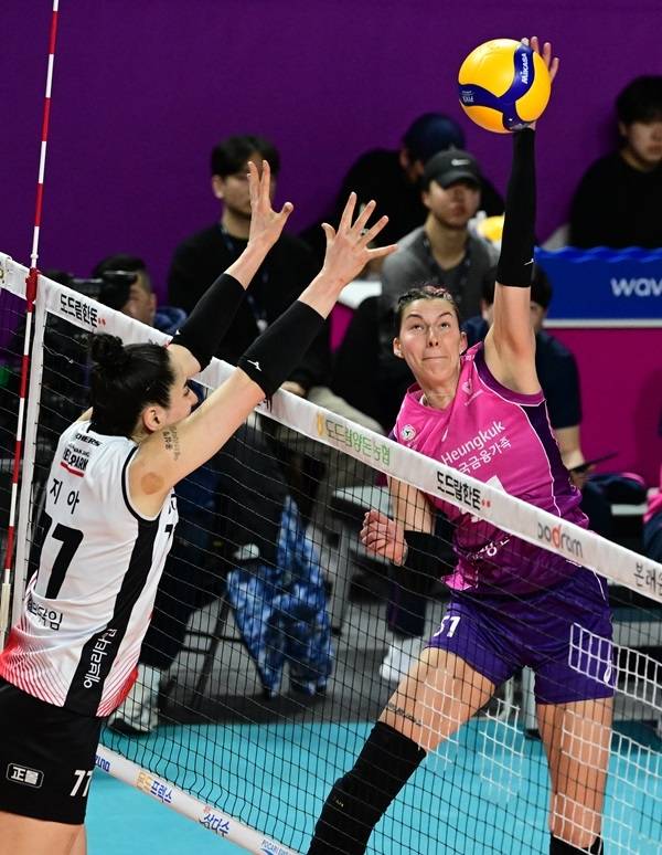 ‘17득점’ 윌로우 홈 데뷔전 설 선물 선사…흥국생명 3연승 선두 맹추격, 정관장은 4연승 실패 [MK인천]