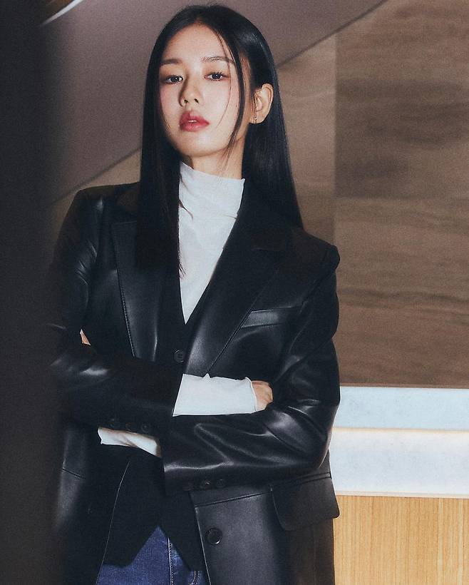 안은진 24년 봄 트렌드 시크한 가죽 자켓 화보 공개 라이프업