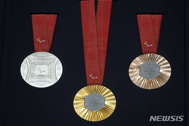 에펠탑 조각이 가운데 박힌 2024 파리올림픽의 금 은 동메달 모습
