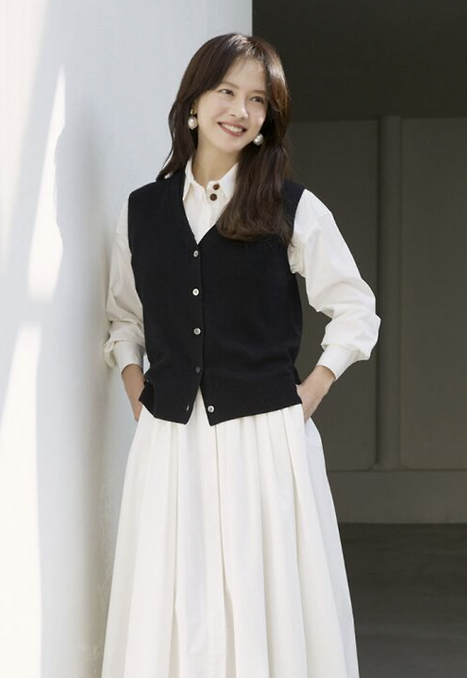 송지효 화보로 보는 24년 봄 시즌 론칭 코디 가디건 롱치마 라이프 뉴세이