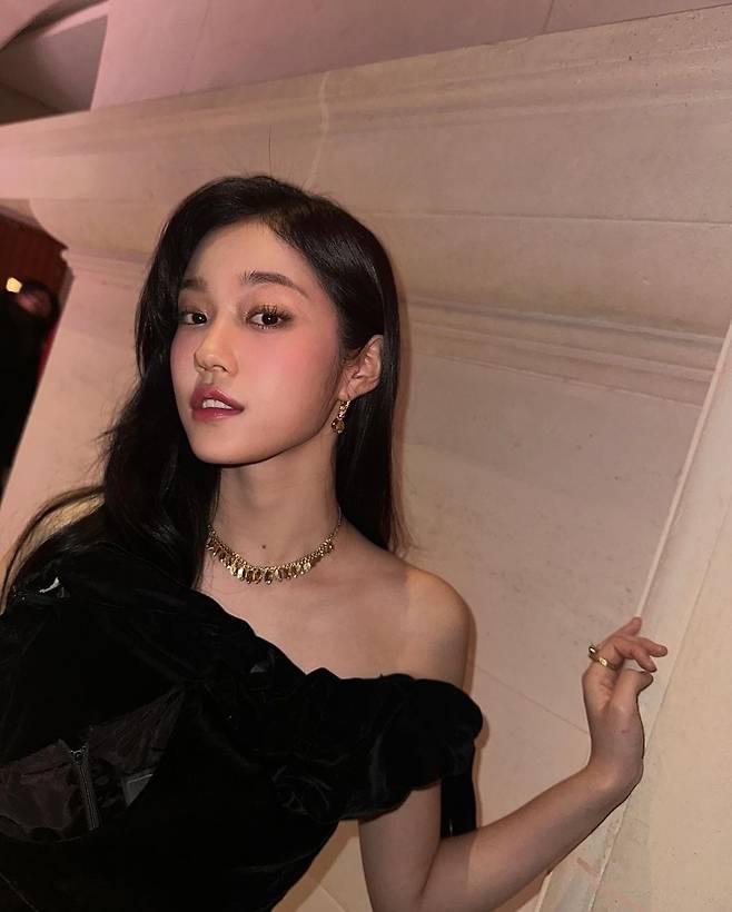 노윤서 ‘우아함의 절정 청순 미모 돋보인 오프숄더 드레스룩 스타와 패션