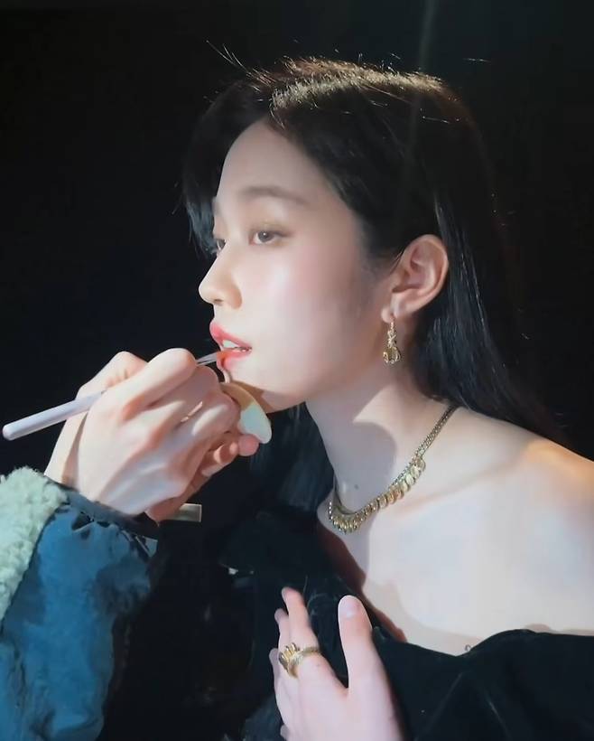노윤서 ‘우아함의 절정 청순 미모 돋보인 오프숄더 드레스룩 스타와 패션