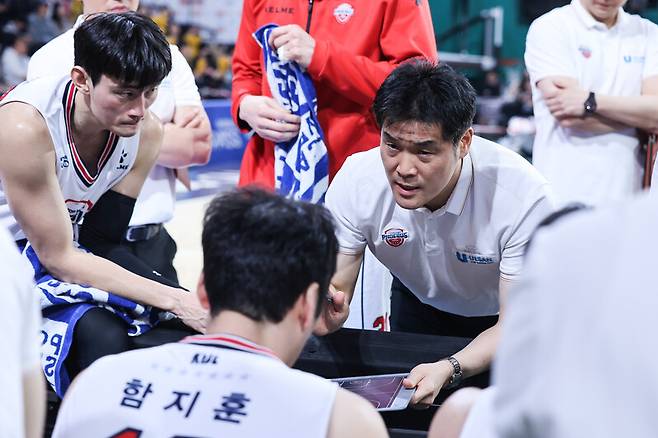 경기 후 ‘4연승 지휘 조동현 감독 ‘뼈아픈 역전패 조상현 감독