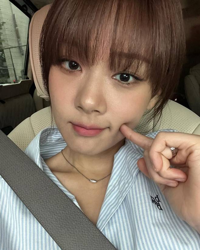 관객들에게 ‘입술 뽀뽀 팬 서비스를 해 준다는 여가수 셀럽스케치