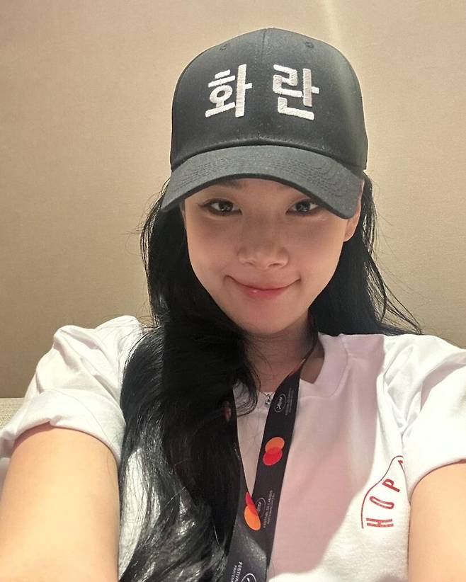 관객들에게 ‘입술 뽀뽀 팬 서비스를 해 준다는 여가수 셀럽스케치