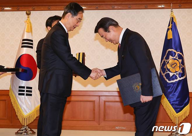 한덕수 총리 규제개혁유공 포상 수여