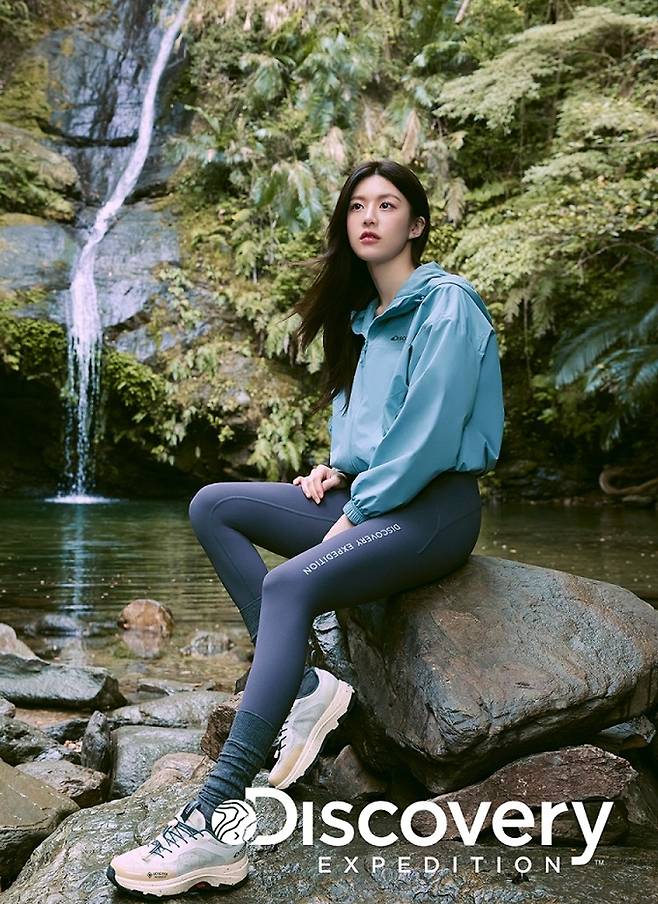 고윤정 ‘환혼의 그녀 봄 레깅스 핏 윈드스토퍼로 맵시낸 봄 애슬레저룩 패션엔