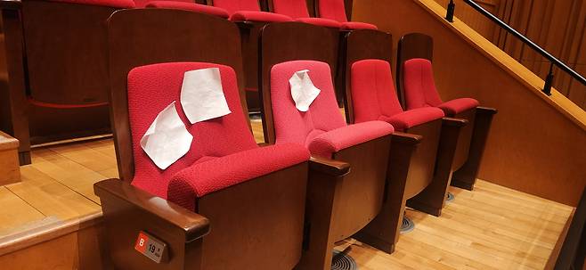 누가 이 의자에 껌을 붙였습니까”점검에 1000만원·교체에 개당 150만원 공연장 이 의자
