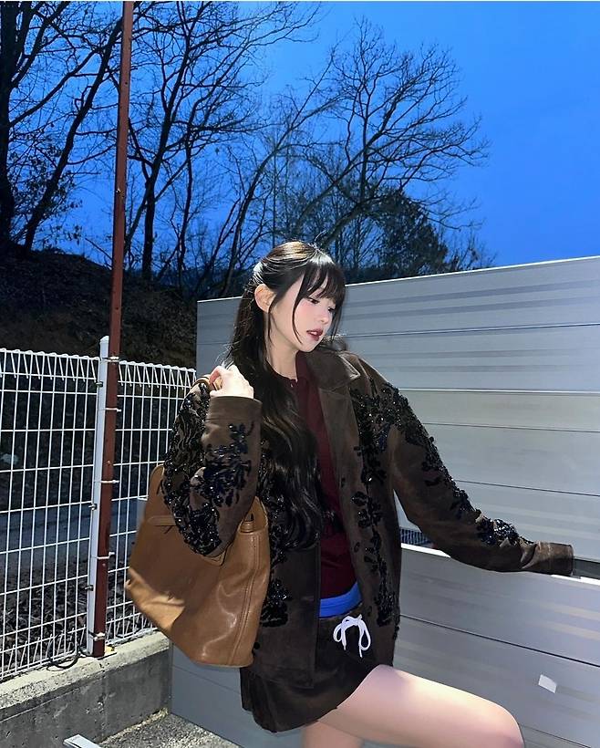 장원영 딥한 분위기에 매력 상승티셔츠 재킷 미니스커트룩 스타와 패션