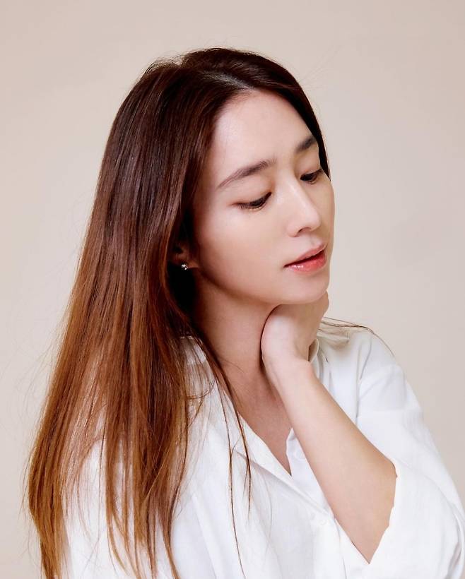 이민정 청순 매력 돋보인 화이트 셔츠 데님 팬츠룩 스타와 패션